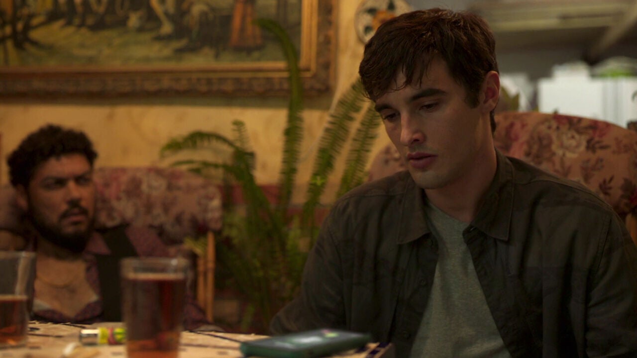 Martín escucha asustado e impotente cómo Álex forcejea con su vigilante